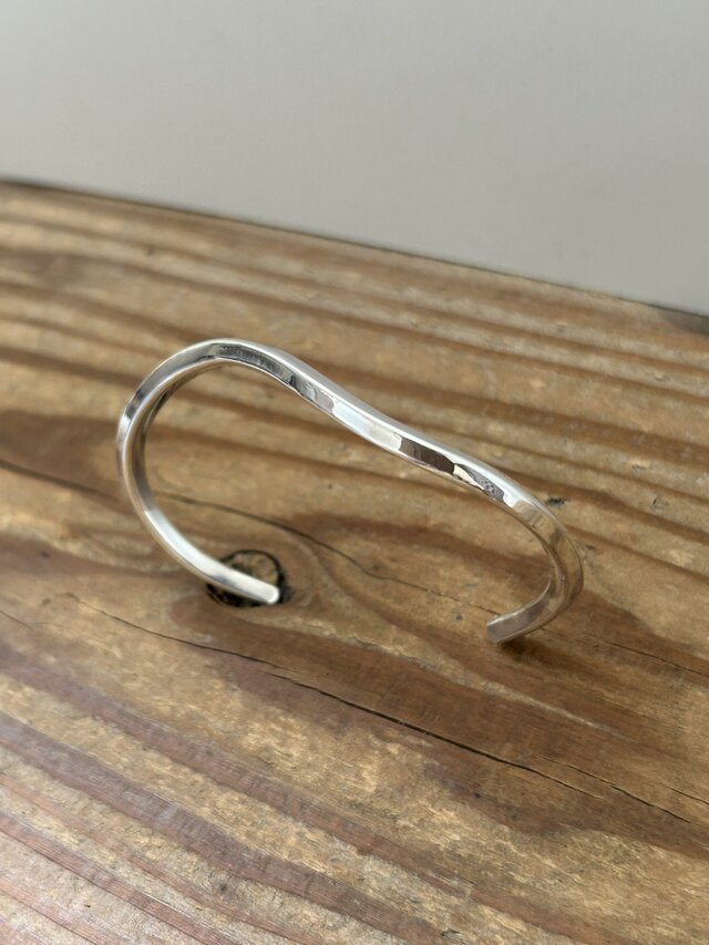 シルバーバングル「square」950 | iichi 日々の暮らしを心地よくするハンドメイドやアンティークのマーケットプレイス