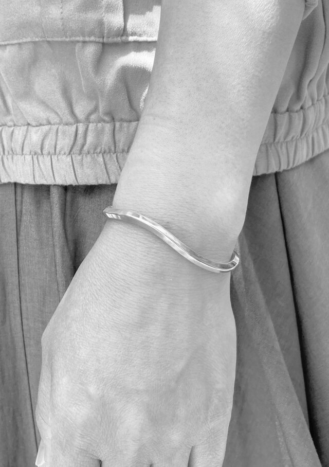 シルバーバングル「square」950 | iichi 日々の暮らしを心地よくするハンドメイドやアンティークのマーケットプレイス