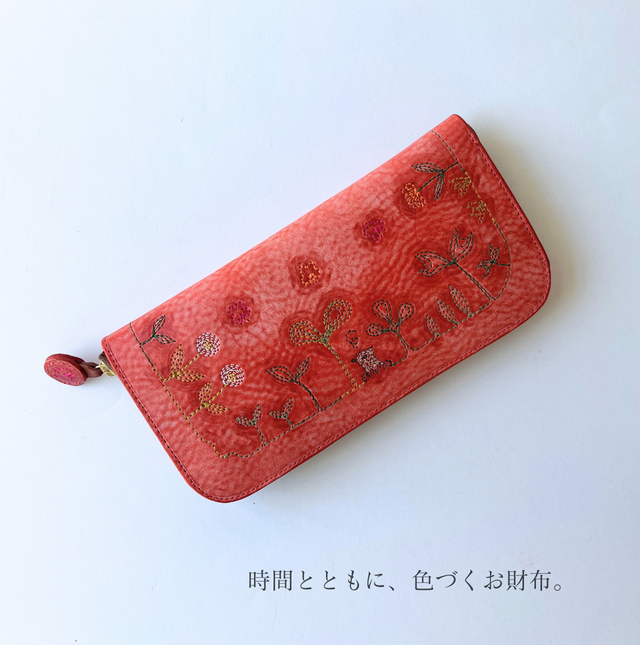 イタリアンレザー × 刺繍革財布『GARDEN』アラスカRED（牛革）長財布☆ラウンドファスナー☆ | iichi 日々の暮らしを心地よくするハンドメイドやアンティークのマーケットプレイス