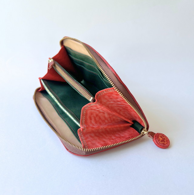 イタリアンレザー × 刺繍革財布『GARDEN』アラスカRED（牛革）長財布☆ラウンドファスナー☆ | iichi 日々の暮らしを心地よくするハンドメイドやアンティークのマーケットプレイス