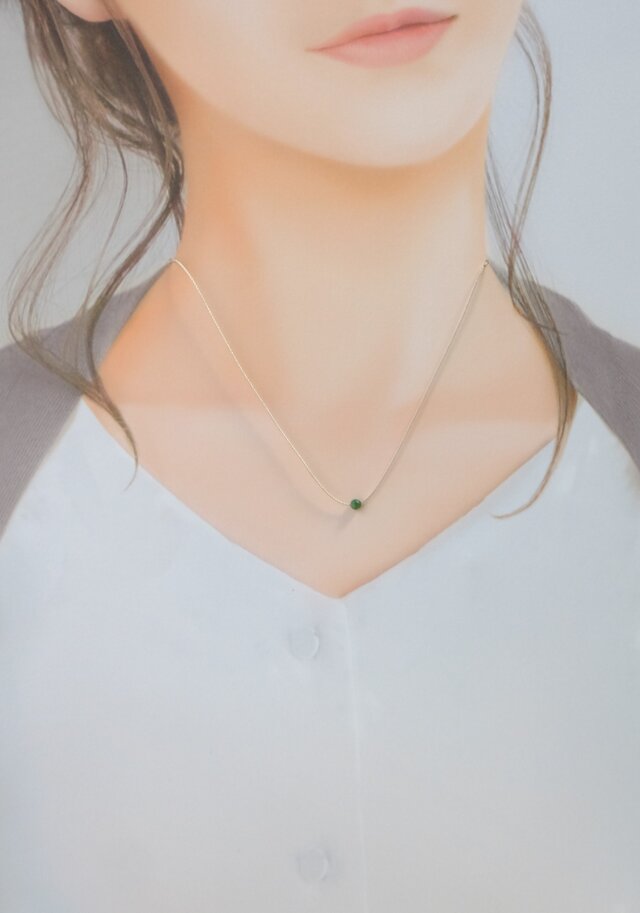 5【天然石ヴァーダイト（バーダイト）】極小サイズ 14kgf 肌にやさしい絹糸のネックレス 糸の色＆長さえらべます | iichi 日々の暮らしを心地よくするハンドメイドやアンティークの ...