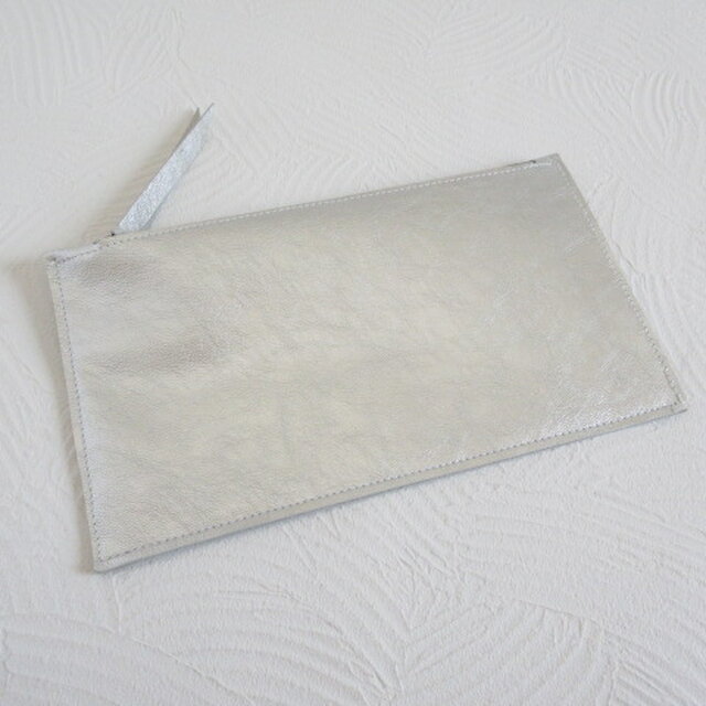 A6対応♪《ゴートスキン》フラットマルチケース・メタリックシルバー・0328 | iichi 日々の暮らしを心地よくするハンドメイドやアンティークのマーケットプレイス