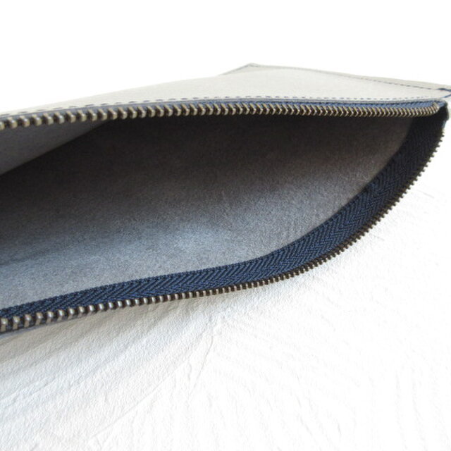 A6対応・フラットマルチケース《ピッグスキン》シルバー・0247 | iichi 日々の暮らしを心地よくするハンドメイドやアンティークのマーケットプレイス