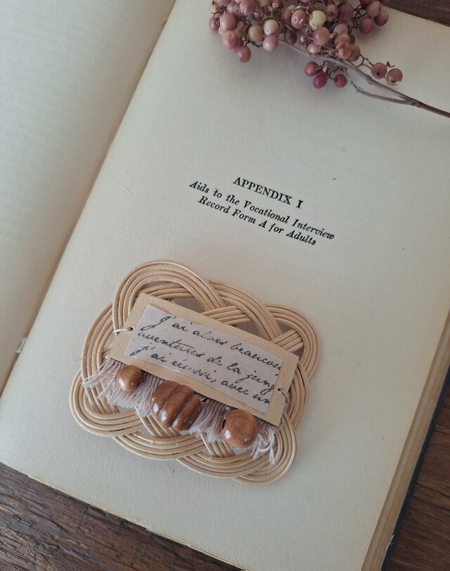 森語りの書きかけバレッタ Unfinished Forest Tale Barrette | iichi 日々の暮らしを心地よくするハンドメイドやアンティークのマーケットプレイス