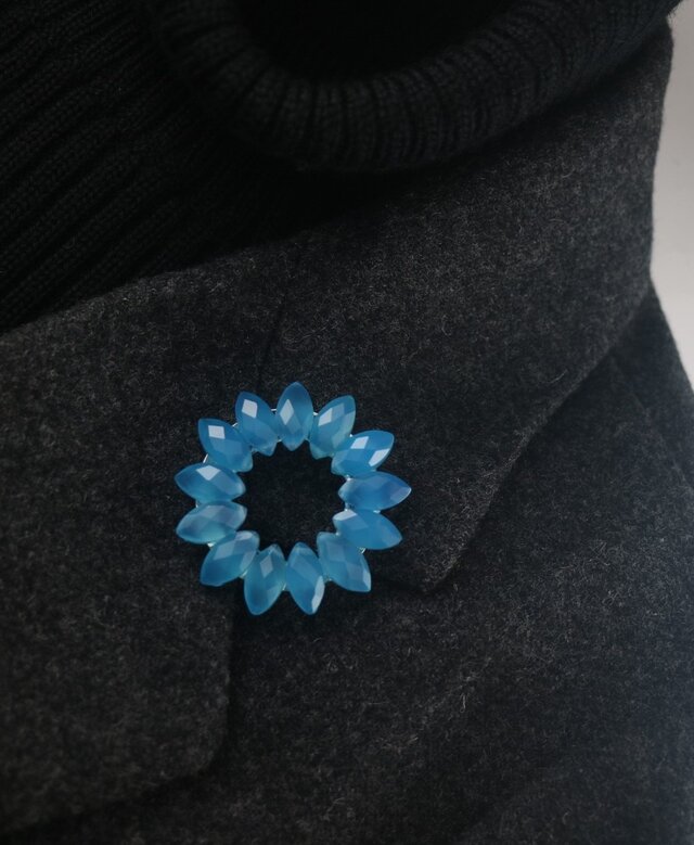超【ブルーカルセドニー】のサークルブローチ | iichi 日々の暮らしを心地よくするハンドメイドやアンティークのマーケットプレイス
