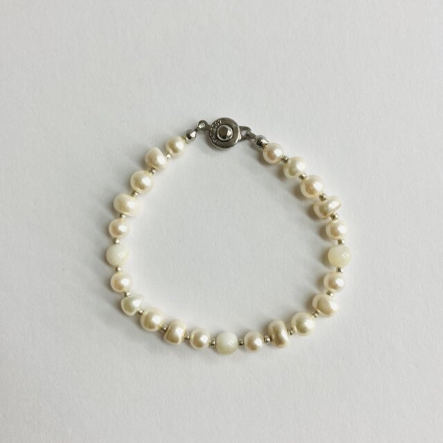 貝パールとビーズのmixブレスレット/約6x7mm約19cm/クリームツートン/日本製 | iichi 日々の暮らしを心地よくするハンドメイドやアンティークのマーケットプレイス