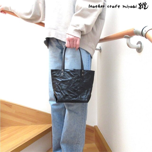 SALE開始～ ぷっくり三角マチ♪《牛革》底マチワイドミニトート・ウォッシャブル・ブラック・0611 | iichi 日々の暮らしを心地よくするハンドメイドやアンティークのマーケットプレイス