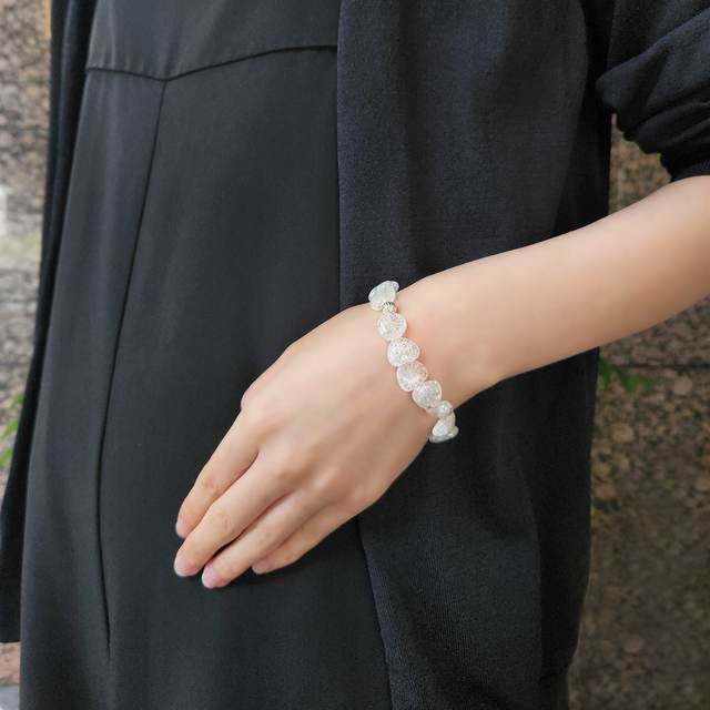 虹に煌めく★爆裂水晶のコルゲートブレスレット ～銀花（ぎんか） | iichi 日々の暮らしを心地よくするハンドメイドやアンティークのマーケットプレイス