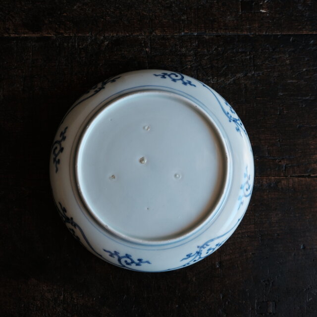 【H様お取り置き品】リーフ尽くし 濃い呉須の色味。伊万里 花文染付中皿 骨董・antiques 器 古民家 江戸後期【欠け】A | iichi 日々の暮らしを心地よくするハンドメイドや ...