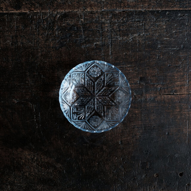 【H様お取り置き品】草花が可愛い 薄い涼しげなブルー。プレスガラス波縁深皿 古民家 vintage レトロガラス 昭和中期 | iichi 日々の暮らしを心地よくするハンドメイドやアンティーク ...