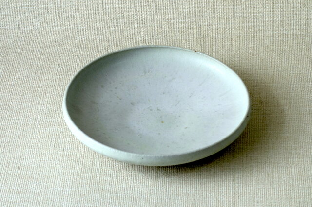 丸皿 (白釉) | iichi 日々の暮らしを心地よくするハンドメイドやアンティークのマーケットプレイス