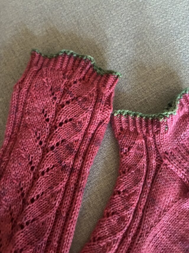 No.1556 手染め毛糸の手編み靴下 | iichi 日々の暮らしを心地よくするハンドメイドやアンティークのマーケットプレイス