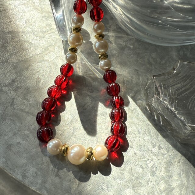 NA132-【 AVON 】エイボン・ヴィンテージネックレス 86 Faux Pearl Red & Gold Beads | iichi 日々の暮らしを心地よくするハンドメイドやアンティーク ...