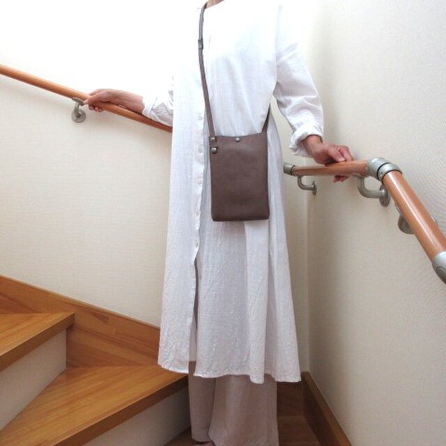 SALE開始～ 《牛革》ちょっと大き目・2WAY～ミニサコッシュ・カフェオレブラウン・0107 | iichi 日々の暮らしを心地よくするハンドメイドやアンティークのマーケットプレイス