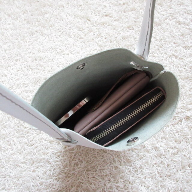 SALE開始～ ちょっと大き目♪《牛革》2WAY～ミニサコッシュ・ホワイト・0106 | iichi 日々の暮らしを心地よくするハンドメイドやアンティークのマーケットプレイス