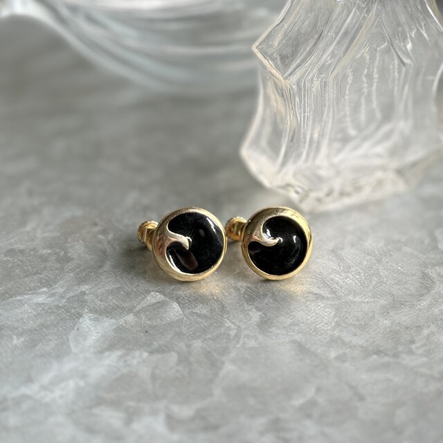 YN22-【 Napier 】ネイピア・ヴィンテージイヤリング Gold tone black enamel swirl | iichi 日々の暮らしを心地よくするハンドメイドやアンティークの ...