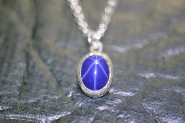ペンダント シルバー925 シンセティックスターサファイア 0.95ct | iichi 日々の暮らしを心地よくするハンドメイドやアンティークのマーケットプレイス