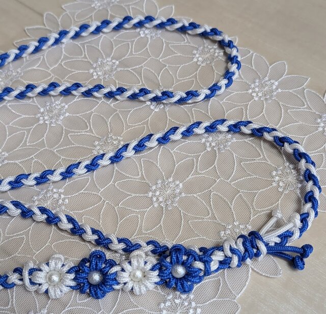 パラコードリード 花モチーフ 小型犬用 (全長120cm) カラーお揃いのハーネスも作れます | iichi 日々の暮らしを心地よくするハンドメイドやアンティークのマーケットプレイス