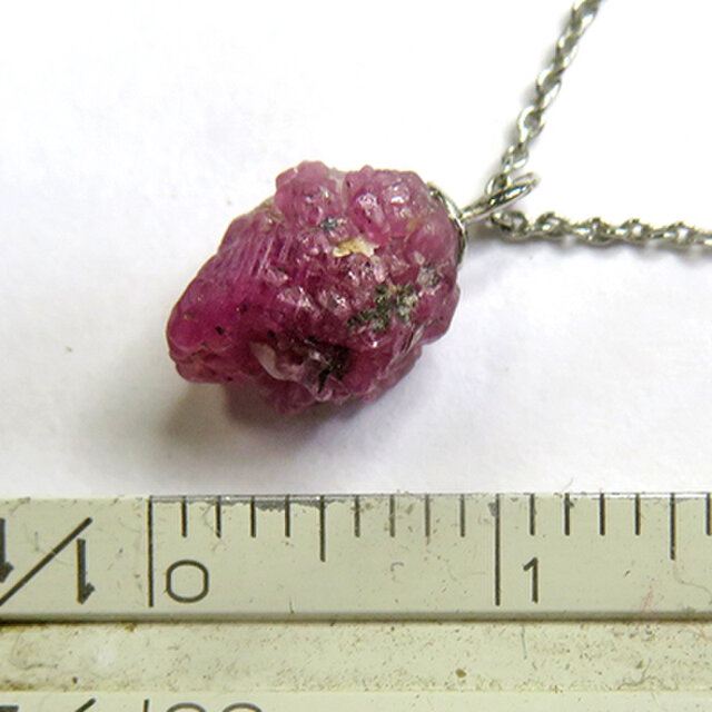 ルビー 原石 ネックレス gn170 | iichi 日々の暮らしを心地よくするハンドメイドやアンティークのマーケットプレイス