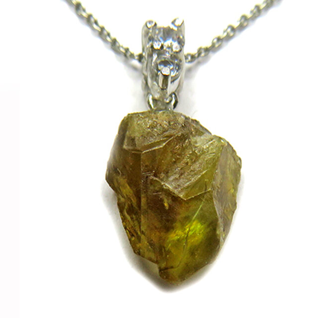 スフェーン 原石 ネックレス gn434 | iichi 日々の暮らしを心地よくするハンドメイドやアンティークのマーケットプレイス