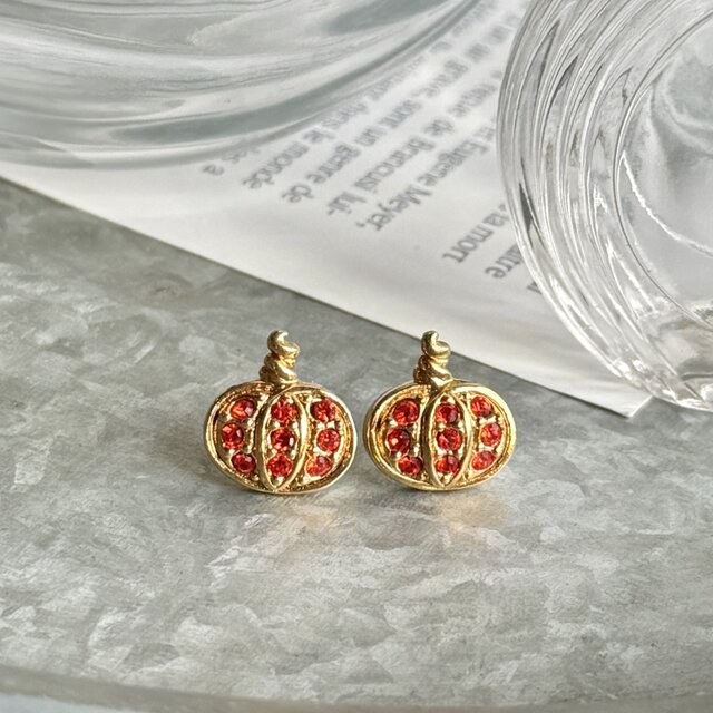 PA196-【 AVON 】エイボン・ヴィンテージピアス 1970〜80s Gold-tone pumpkin motif | iichi 日々の暮らしを心地よくするハンドメイドやアンティーク ...