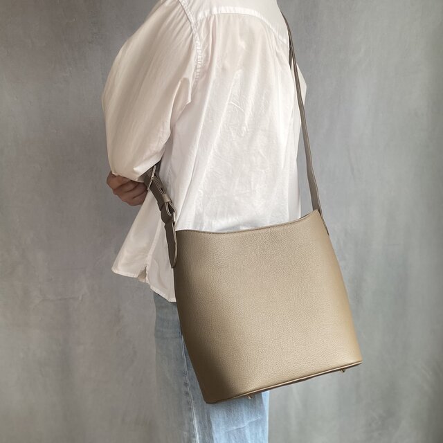 シュリンクレザー 2wayショルダー【グレージュ】 仕事にも、休日にも！ひとつで叶う大人のショルダー | iichi 日々の暮らしを心地よくするハンドメイドやアンティークのマーケットプレイス