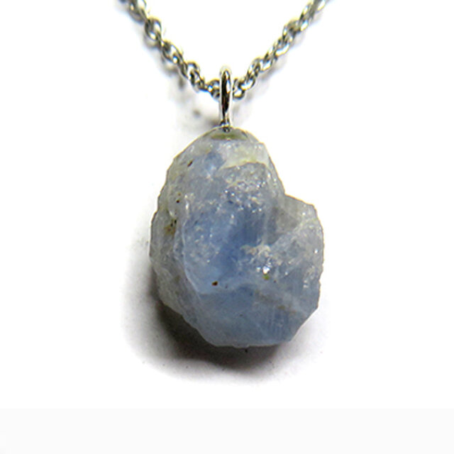 サファイア 原石 ネックレス gn362 | iichi 日々の暮らしを心地よくするハンドメイドやアンティークのマーケットプレイス
