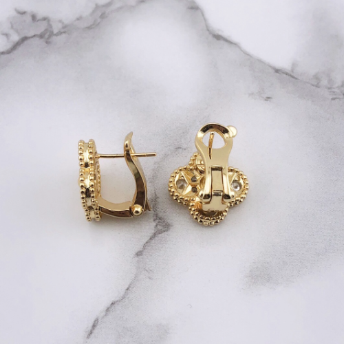 幸せのクローバーピアス 15mm（クリスタル）【高品質！送料無料！当日発送！】 | iichi 日々の暮らしを心地よくするハンドメイドやアンティークのマーケットプレイス