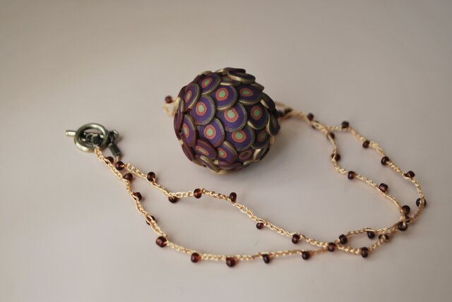 粒つぶビーズのぶつぶつネックレス 01 purple pink green gold エンジ | iichi 日々の暮らしを心地よくするハンドメイドやアンティークのマーケットプレイス