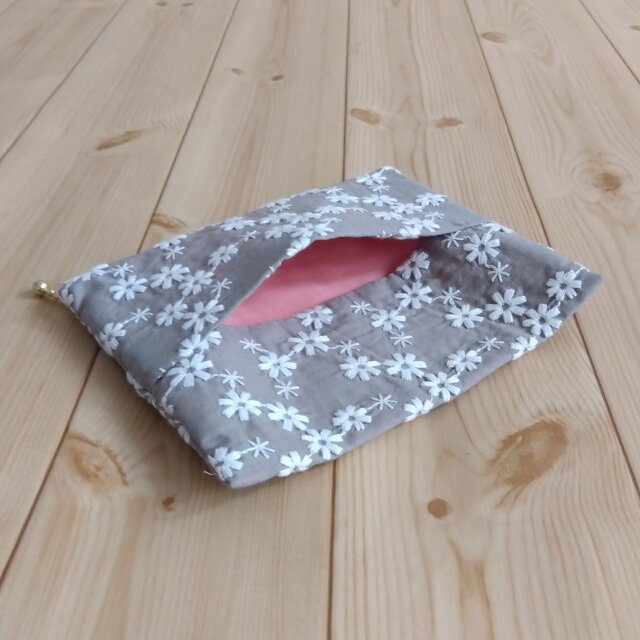 大きめポケットティッシュポーチ 花柄刺繍 フラット 16cm 内ポケット グレージュ 369 | iichi 日々の暮らしを心地よくするハンドメイドやアンティークのマーケットプレイス