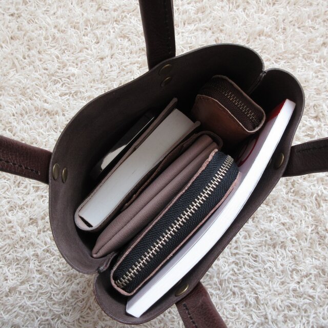 SALE開始～ とっても持ちやすい♪《牛革》ぷっくり三角マチBOXミニトート・シュリンク・ダークブラウン・0592 | iichi 日々の暮らしを心地よくするハンドメイドやアンティークの ...