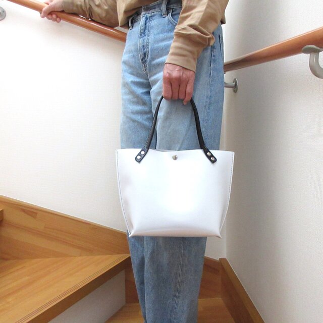 SALE開始～ NEWライン♪《牛革》ロングハンドル・底マチワイド・一枚革のミニトート・0597 | iichi 日々の暮らしを心地よくするハンドメイドやアンティークのマーケットプレイス