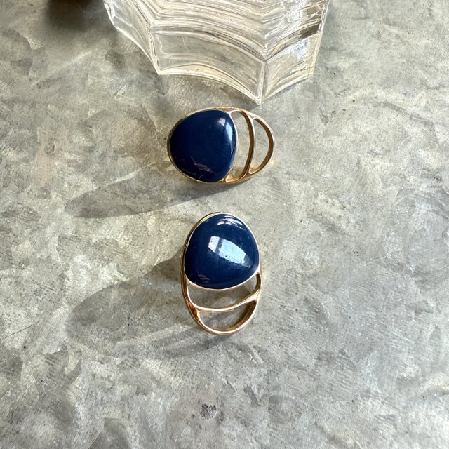 P714-ヴィンテージピアス U.S.A. 1970〜80s Gold Tone Navy Enamel Paint Oval | iichi 日々の暮らしを心地よくするハンドメイドや ...