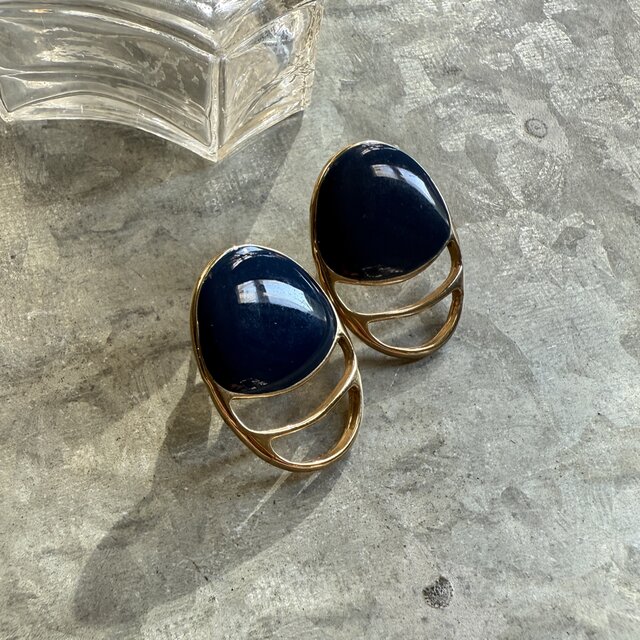 P714-ヴィンテージピアス U.S.A. 1970〜80s Gold Tone Navy Enamel Paint Oval | iichi 日々の暮らしを心地よくするハンドメイドや ...