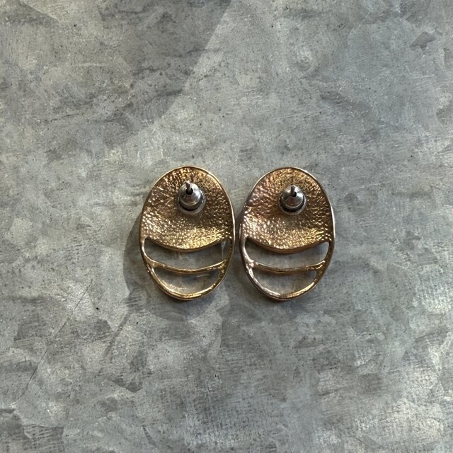 P714-ヴィンテージピアス U.S.A. 1970〜80s Gold Tone Navy Enamel Paint Oval | iichi 日々の暮らしを心地よくするハンドメイドや ...