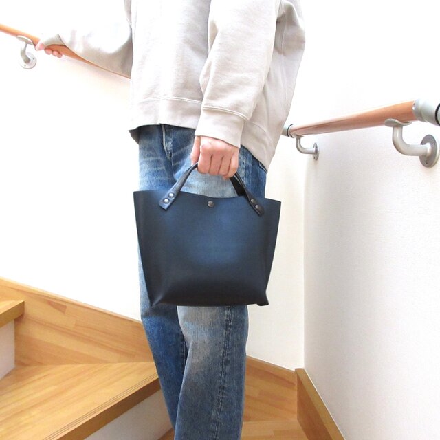 新サイズ♪《牛革》底マチワイド・ショートハンドル・ミニトート・ダークネイビー・ヘアライン加工・0608 | iichi 日々の暮らしを心地よくするハンドメイドやアンティークのマーケットプレイス