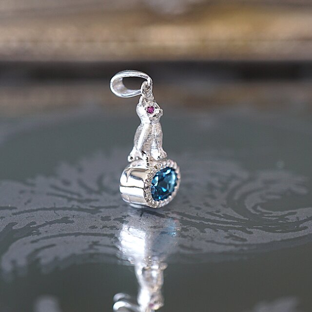 SV 猫とブルートパーズペンダント＜ヘッドのみ＞ | iichi 日々の暮らしを心地よくするハンドメイドやアンティークのマーケットプレイス