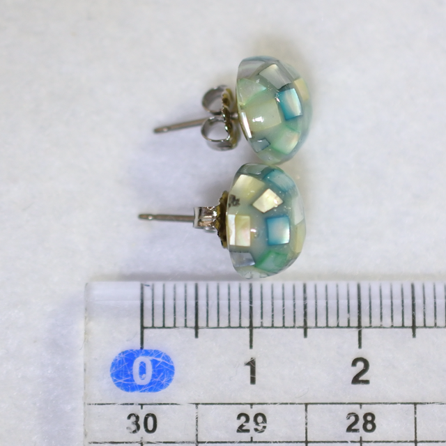 モザイクシェルのスタッドピアス（ブルー系・10mm・チタンポスト） | iichi 日々の暮らしを心地よくするハンドメイドやアンティークのマーケットプレイス