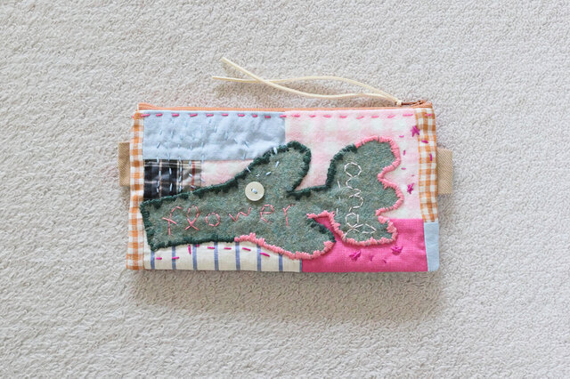 ぺたんこファスナーポーチ coffee&flower2 | iichi 日々の暮らしを心地よくするハンドメイドやアンティークのマーケットプレイス