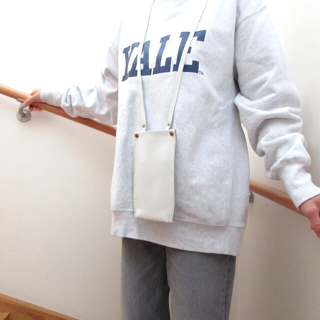 SALE開始～ スリムにお出掛け《牛革》スマホショルダー・フラットタイプ・ポーチ・オフホワイト・082 | iichi 日々の暮らしを心地よくするハンドメイドやアンティークのマーケットプレイス