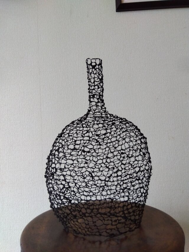 ワイヤーワークオブジェ 左右非対称偏平細口瓶型のコピー | iichi 日々の暮らしを心地よくするハンドメイドやアンティークのマーケットプレイス