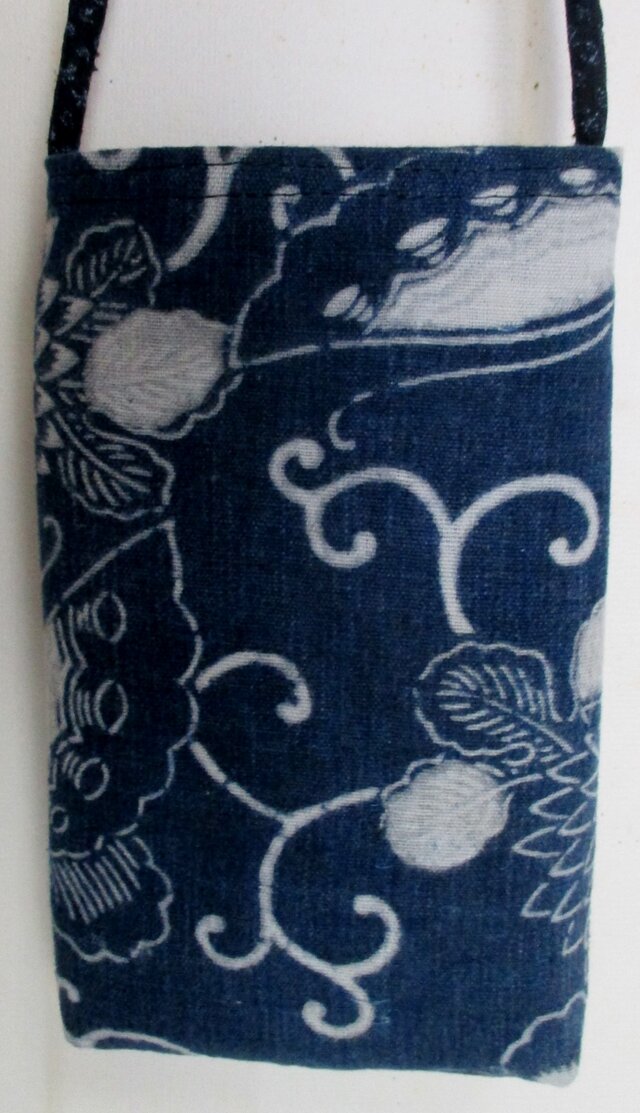 8370 型染めで作ったスマホショルダー ＃送料無料 | iichi 日々の暮らしを心地よくするハンドメイドやアンティークのマーケットプレイス