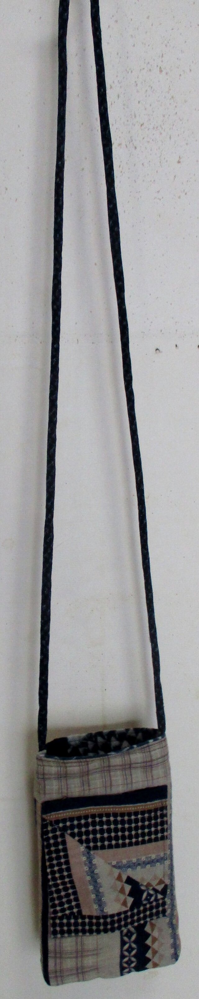 8370 型染めで作ったスマホショルダー ＃送料無料 | iichi 日々の暮らしを心地よくするハンドメイドやアンティークのマーケットプレイス