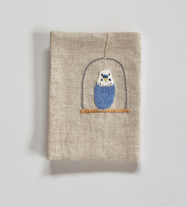 セキセイインコの刺繍文庫本カバー | iichi 日々の暮らしを心地よくするハンドメイドやアンティークのマーケットプレイス