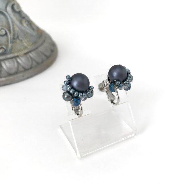パール の モチーフ イヤリング ネイビー ブルー 紺 | iichi 日々の暮らしを心地よくするハンドメイドやアンティークのマーケットプレイス