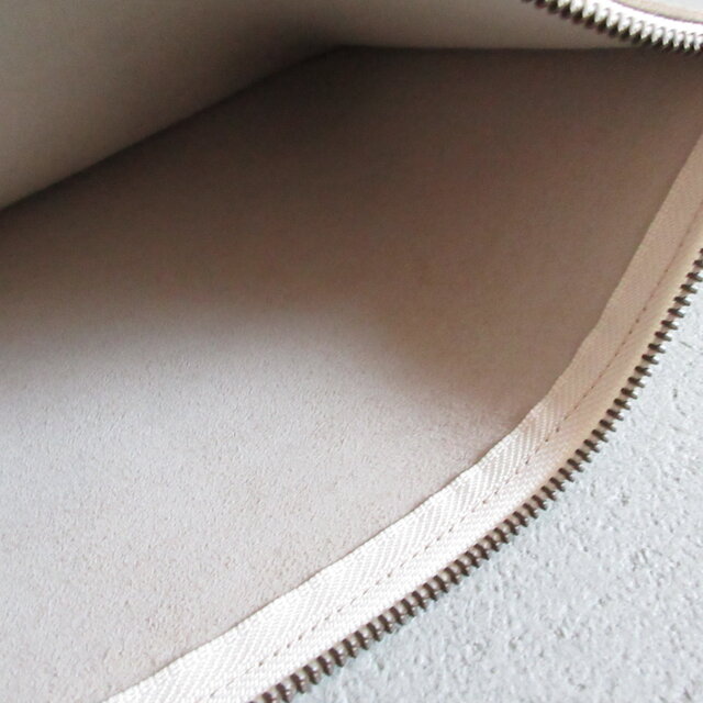 B5対応《ゴートスキン》フラットマルチケース・スムース・クリーム・043 | iichi 日々の暮らしを心地よくするハンドメイドやアンティークのマーケットプレイス