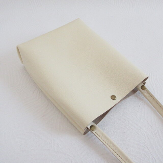 SALE開始～ ぷっくり三角マチ♪《牛革》BOXサコッシュ・シュリンクレザー・アイボリー・0132 | iichi 日々の暮らしを心地よくするハンドメイドやアンティークのマーケットプレイス
