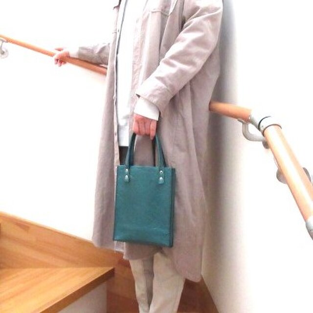 SALE開始～ 贅沢な手縫い仕上げ♪《牛革》スリムでたっぷり収納ワンレザー・BOXミニトート・ソフトエナメル・グリーン・0448 | iichi 日々の暮らしを心地よくするハンドメイドや ...