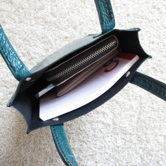 SALE開始～ 贅沢な手縫い仕上げ♪《牛革》スリムでたっぷり収納ワンレザー・BOXミニトート・ソフトエナメル・グリーン・0448 | iichi 日々の暮らしを心地よくするハンドメイドや ...