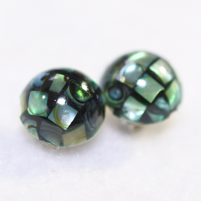 モザイクシェルのスタッドピアス（ブラック系・10mm・チタンポスト） | iichi 日々の暮らしを心地よくするハンドメイドやアンティークのマーケットプレイス